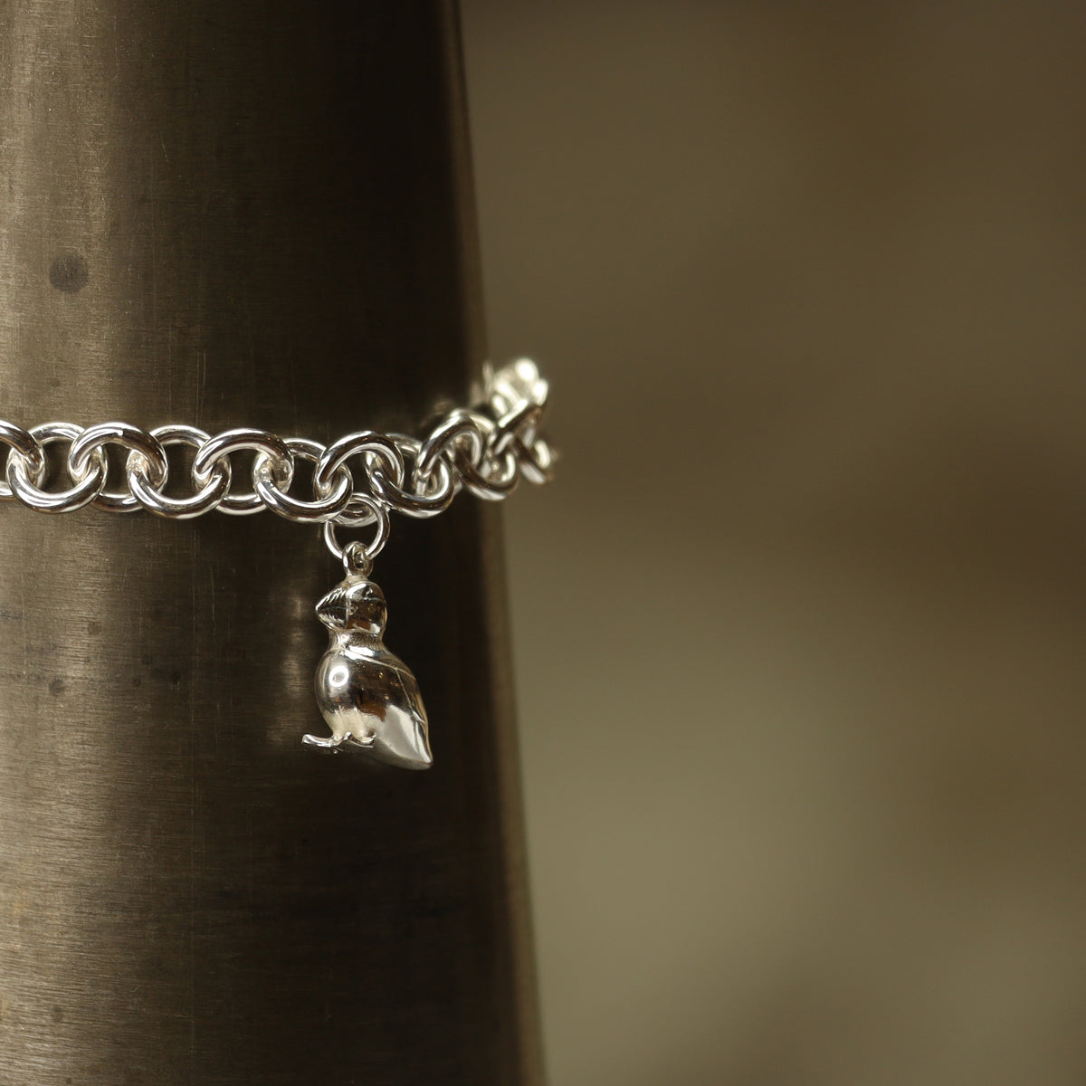 No.1 wrist chain with a single puffin – Fay Page